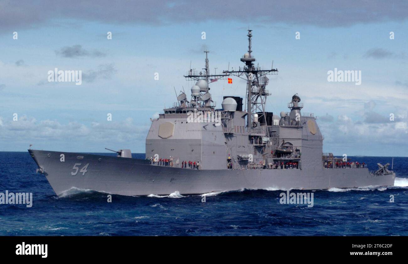 USS Antietam (CG 54) approaches to refuel Stock Photo - Alamy