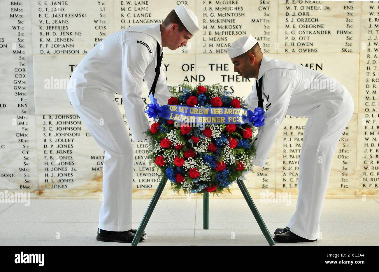 USS Arizona Memorial wreath-laying 130606 Stock Photo - Alamy