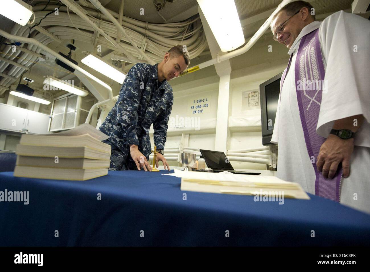 USS ARLEIGH BURKE (DDG 51) 140330 Stock Photo - Alamy