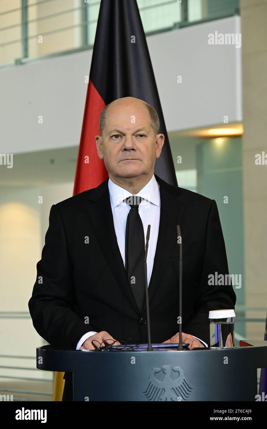 Olaf Scholz beim Empfang des NATO-Generalsekretärs Jens Stoltenberg zu ...