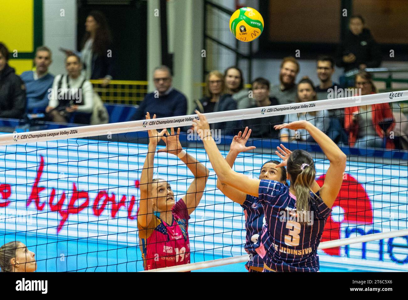 Monza, Italy. 09th Nov, 2023. Attack of Minja Osmajic (Jedinstvo Stara ...