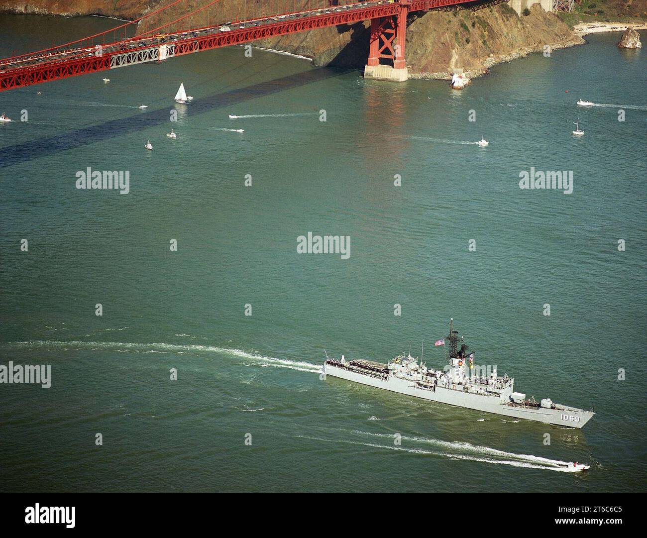 USS Bagley (FF-1069) passing Golden Gate Bridge, 1985 Stock Photo - Alamy
