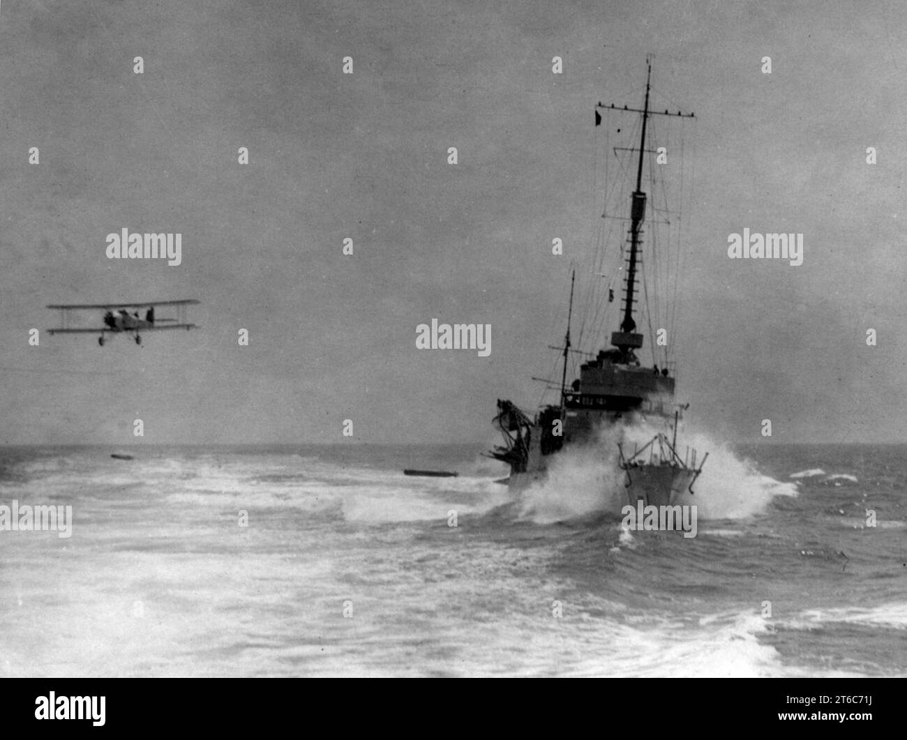USS Barker (DD-213) and T4M launch torpedoes Stock Photo - Alamy