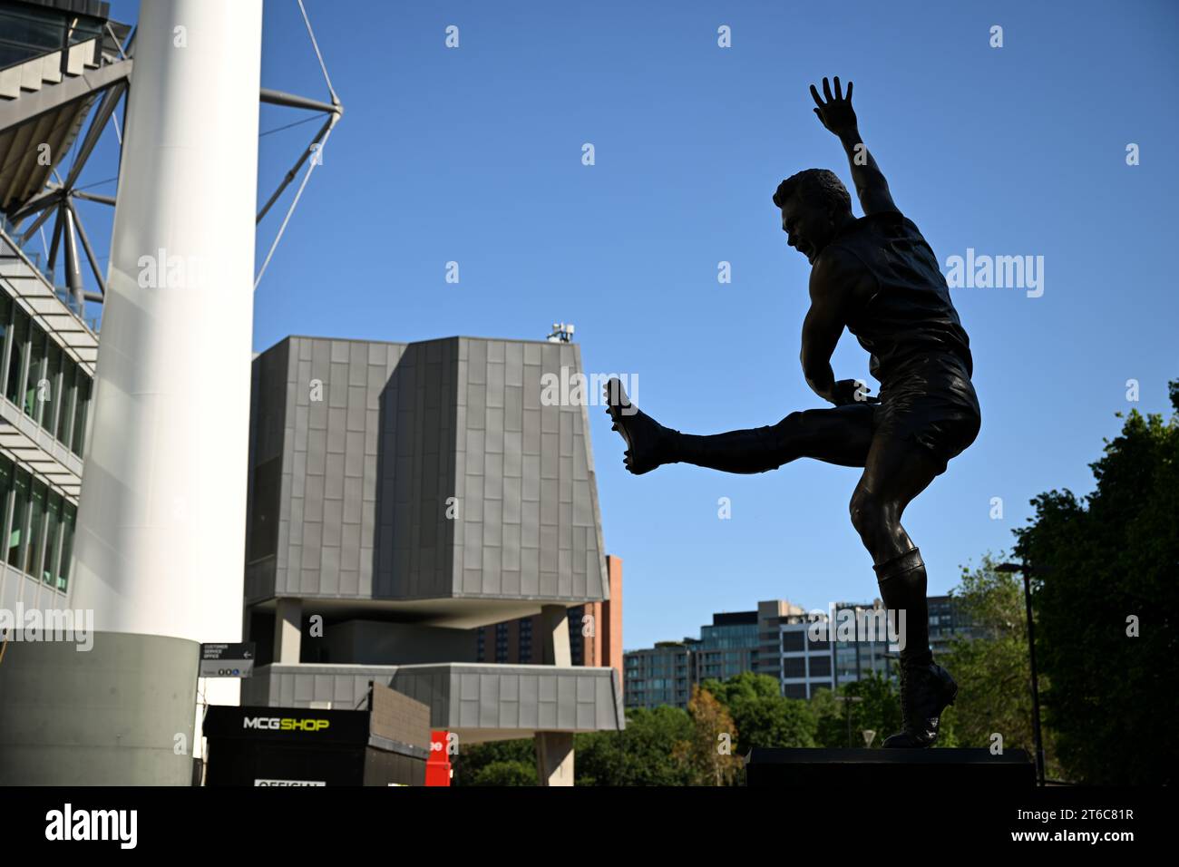 Melbourne, Australia. 10th Nov, 2023. A bronze statue of Ron Barassi is ...