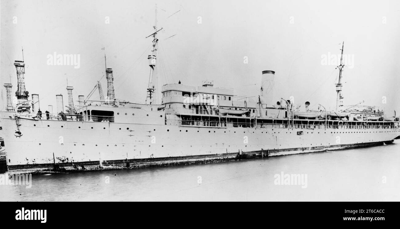 USS Beaver (AS-5) at the Philadelphia Naval Shipyard, Pennsylvania (USA ...
