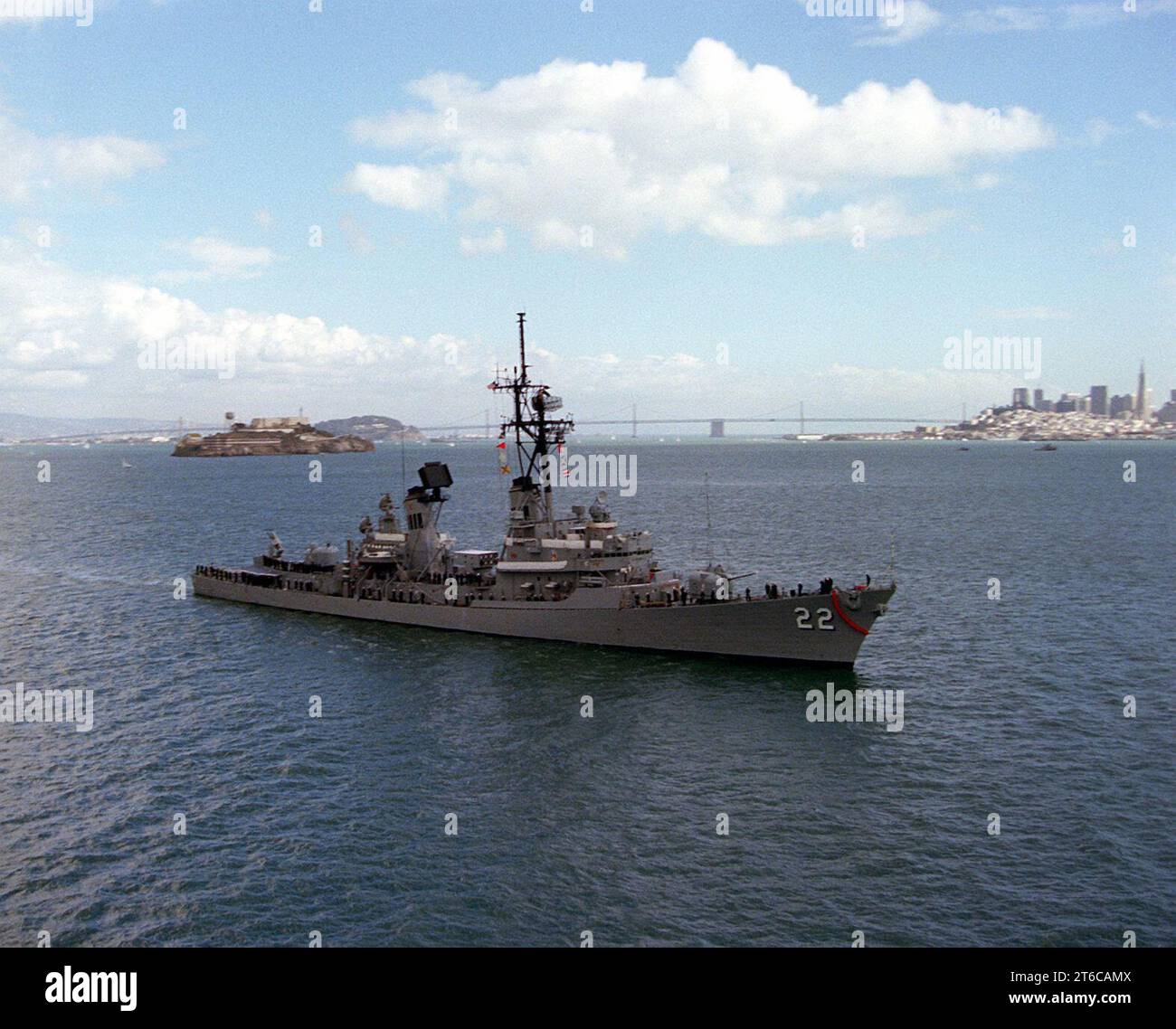 USS Benjamin Stoddert (DDG-22) underway in San Francisco Bay ...