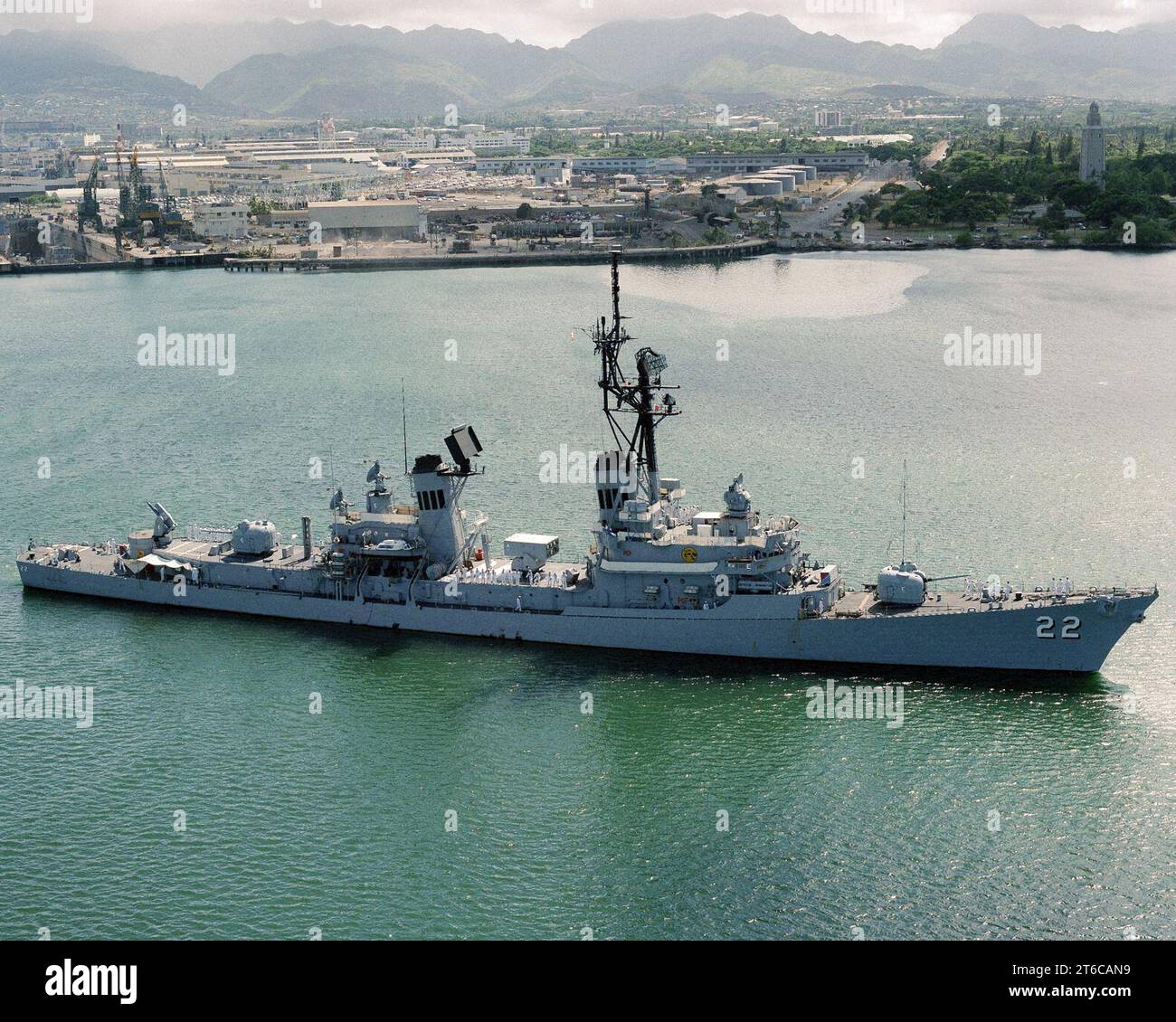 USS Benjamin Stoddert (DDG-22) leaving Pearl Harbor, Hawaii (USA), in ...