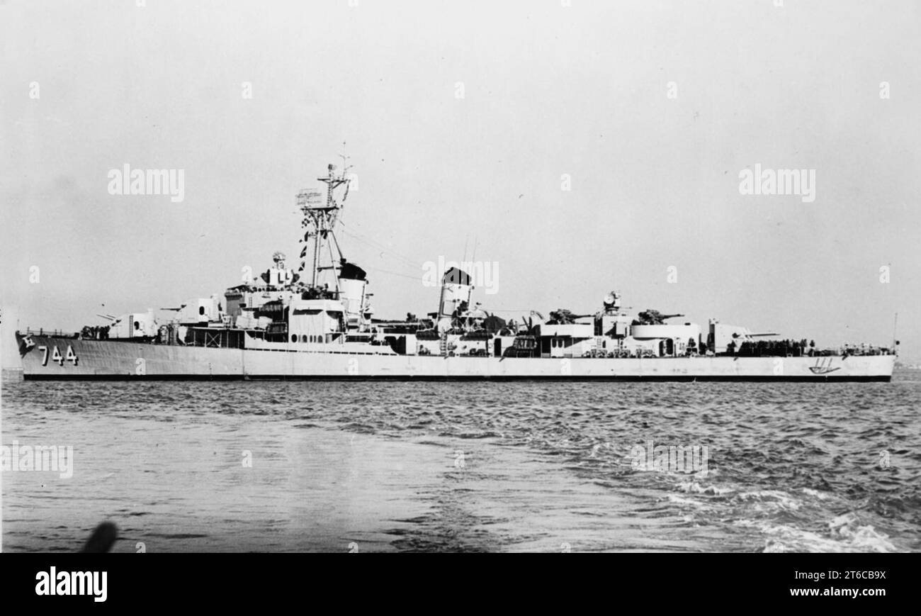 USS Blue (DD-744) off the San Francisco Naval Shipyard on 2 January ...