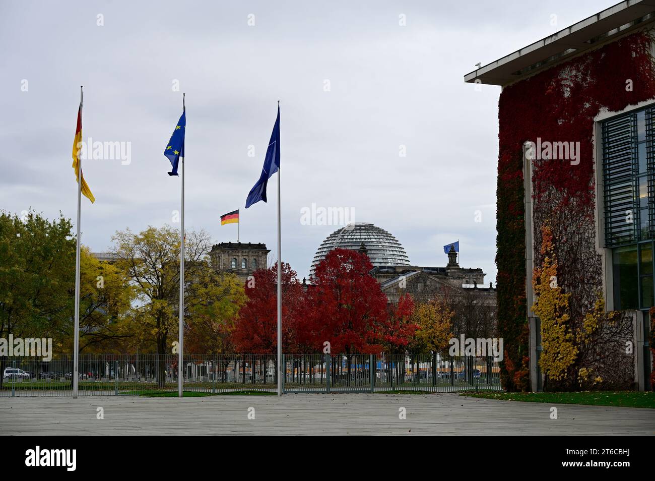 Blick vom Bundeskanzleramt auf den Ehrenhof. Berlin, 09.11.2023 Stock ...