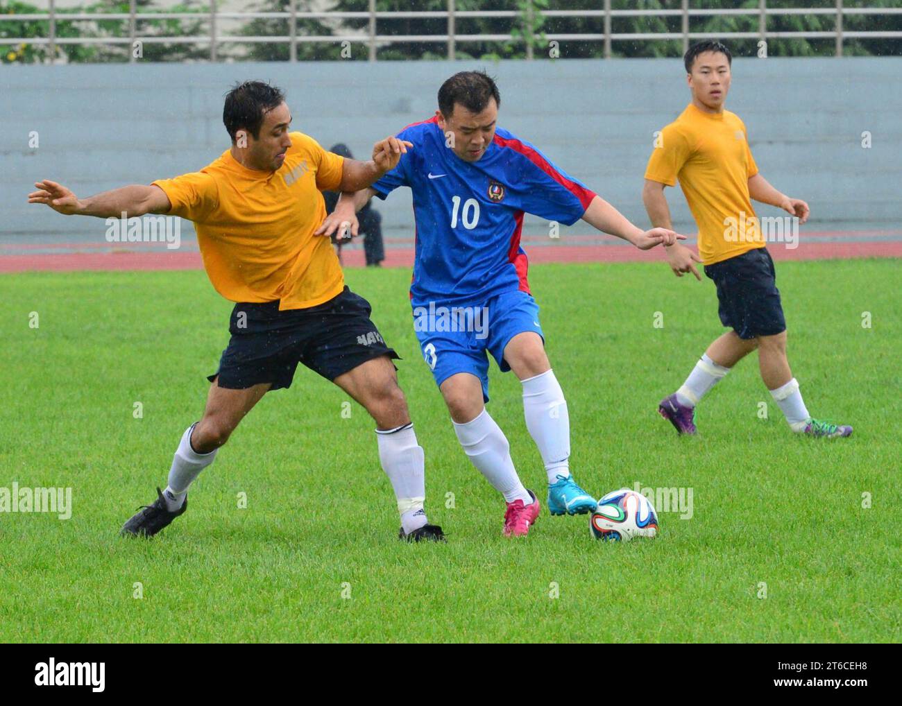 USS Blue Ridge-Commander, 7th Fleet team soccer game with members of ...