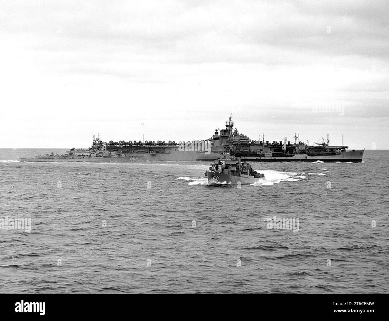 USS Bon Homme Richard (CV-31) and destroyers refueling off Korea 1951 ...