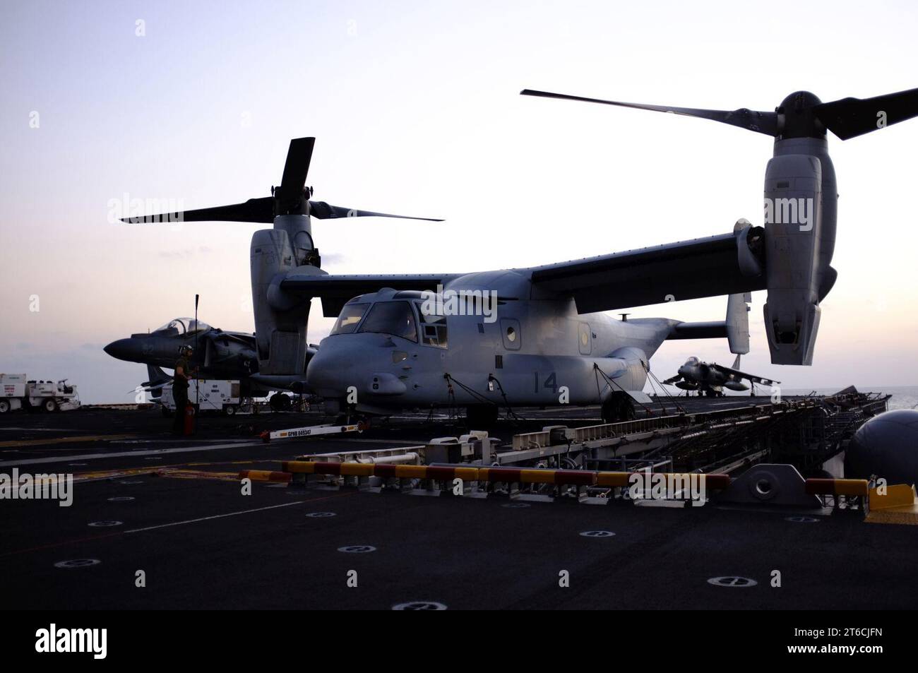 USS BOXER (LHD 4) 131028 Stock Photo - Alamy