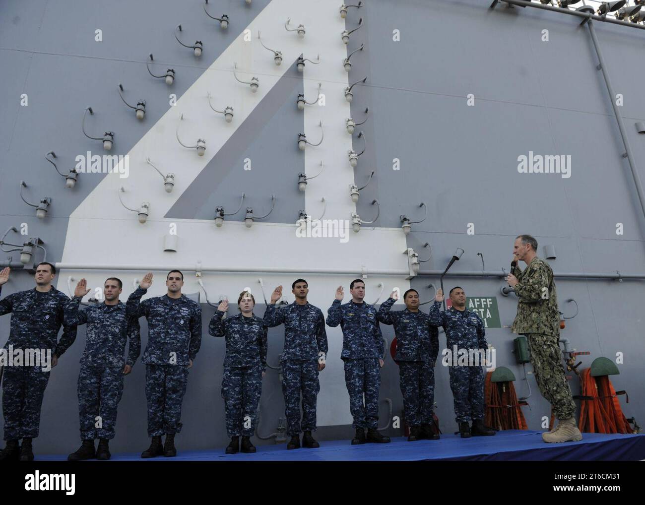 USS BOXER (LHD 4) 131127 Stock Photo - Alamy