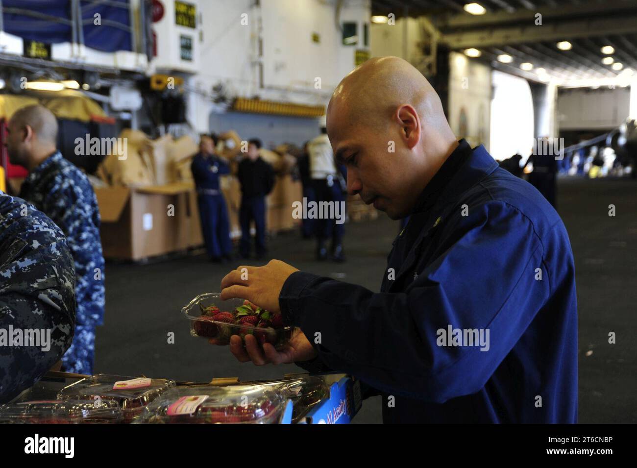 USS BOXER (LHD 4) 131224 Stock Photo - Alamy