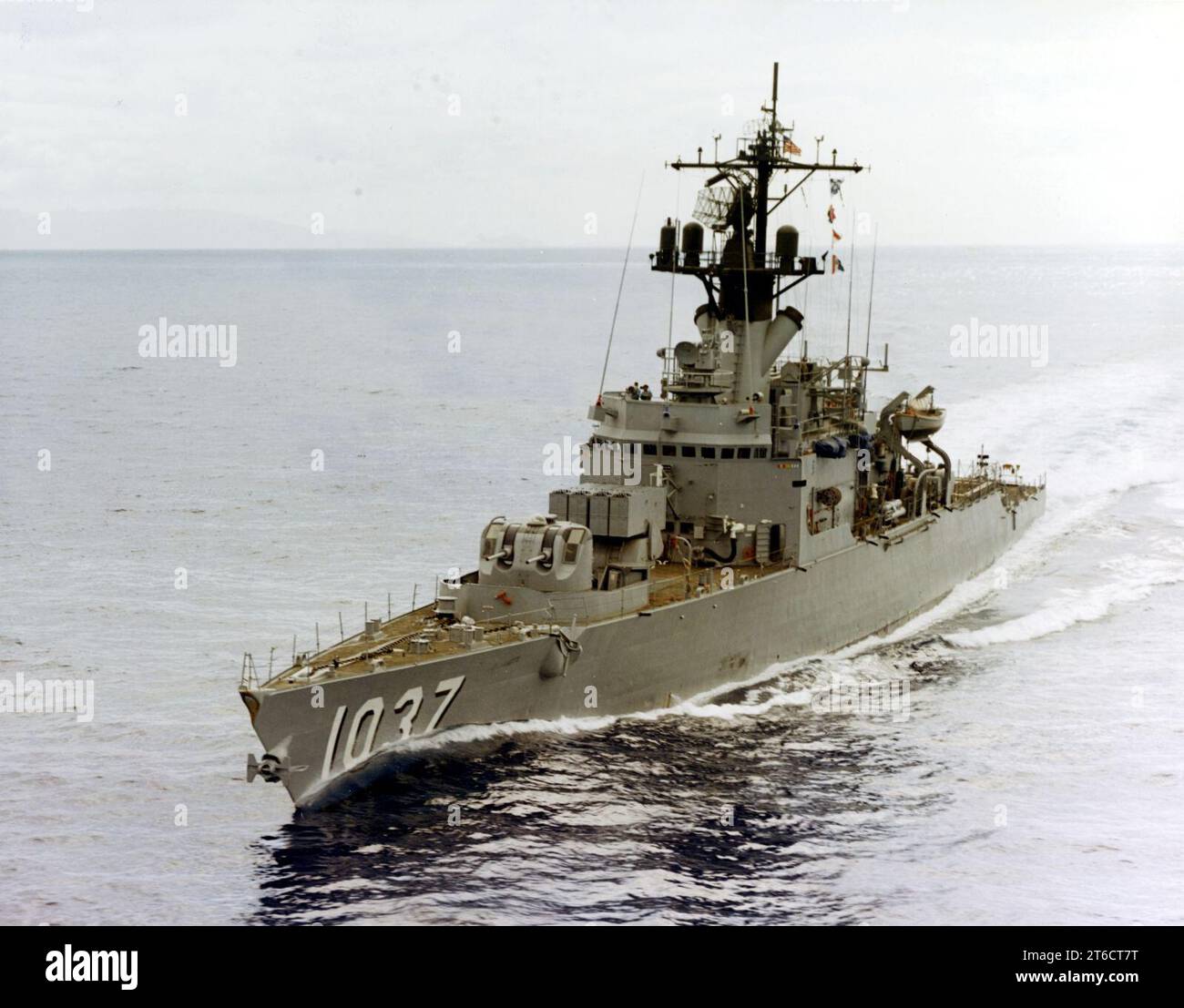 USS Bronstein (DE-1037) underway off the coast of Oahu, Hawaii (USA ...