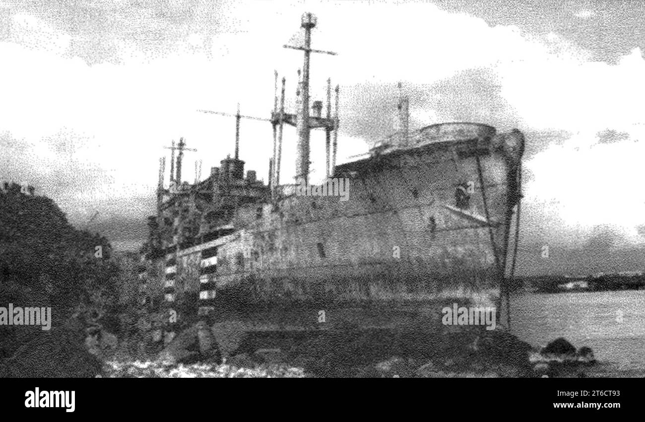 USS Brookings (APA-140) aground on Isla Cabras, Naval Station Roosevelt ...