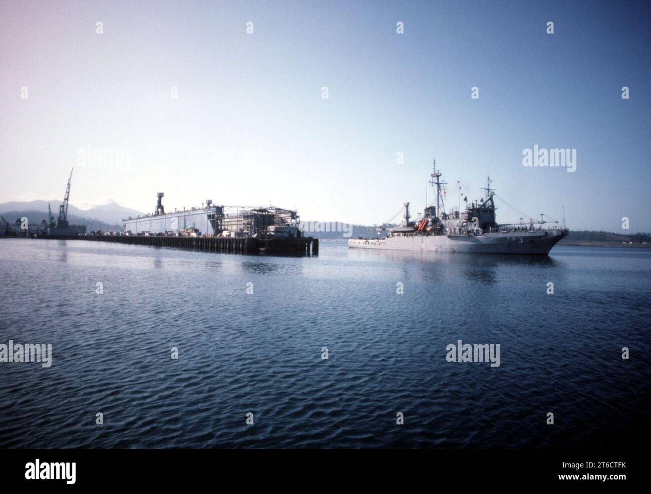 USS Brunswick (ATS-3) towing the USS Machinst (AFDB-8 Stock Photo - Alamy