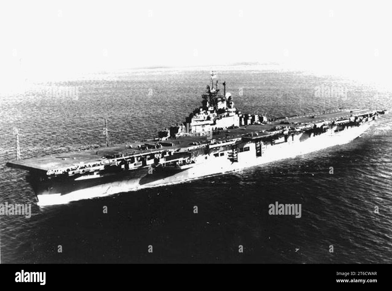USS Bunker Hill (CV-17) at sea in 1945 Stock Photo - Alamy
