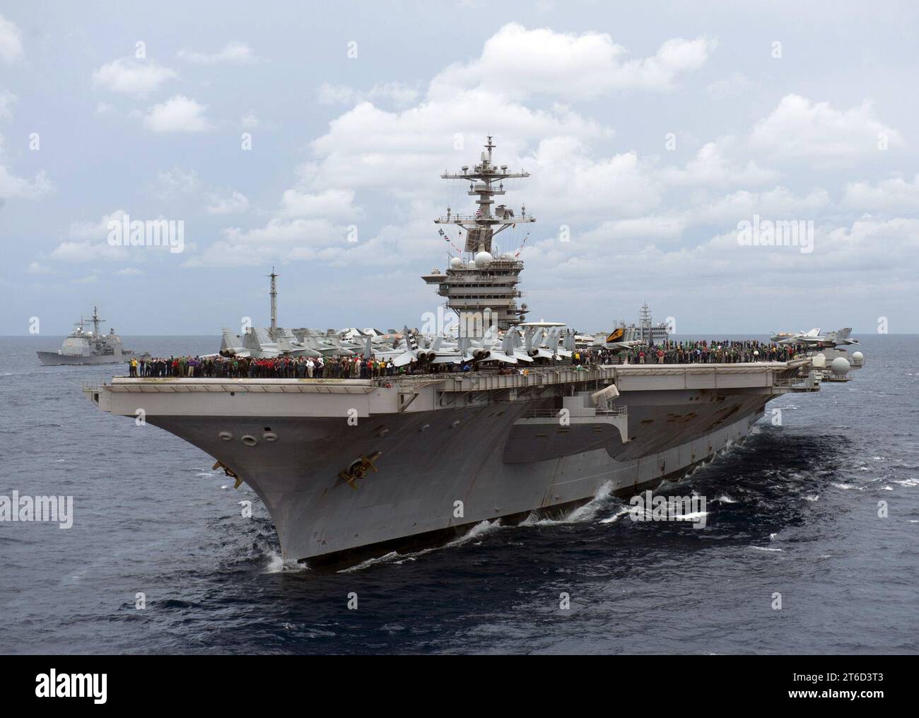 Uss carl vinson underway hi-res stock photography and images - Alamy