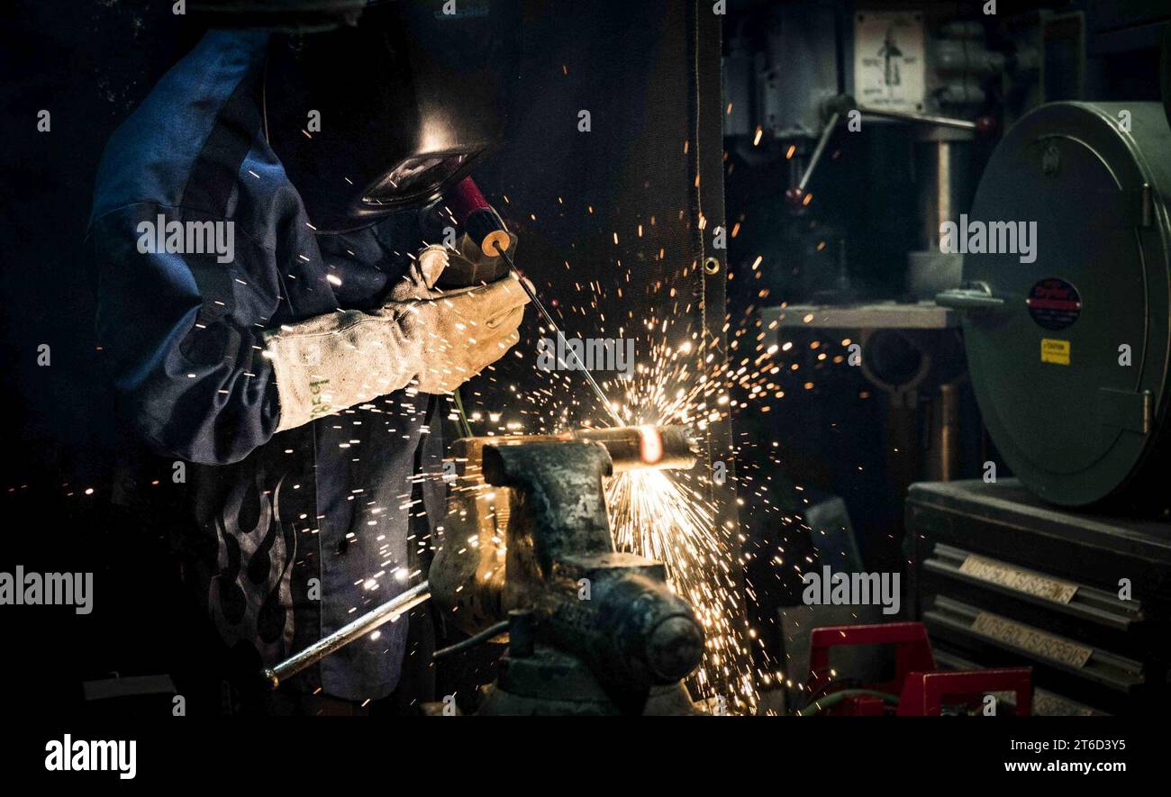 USS Carney (29426237957 Stock Photo - Alamy