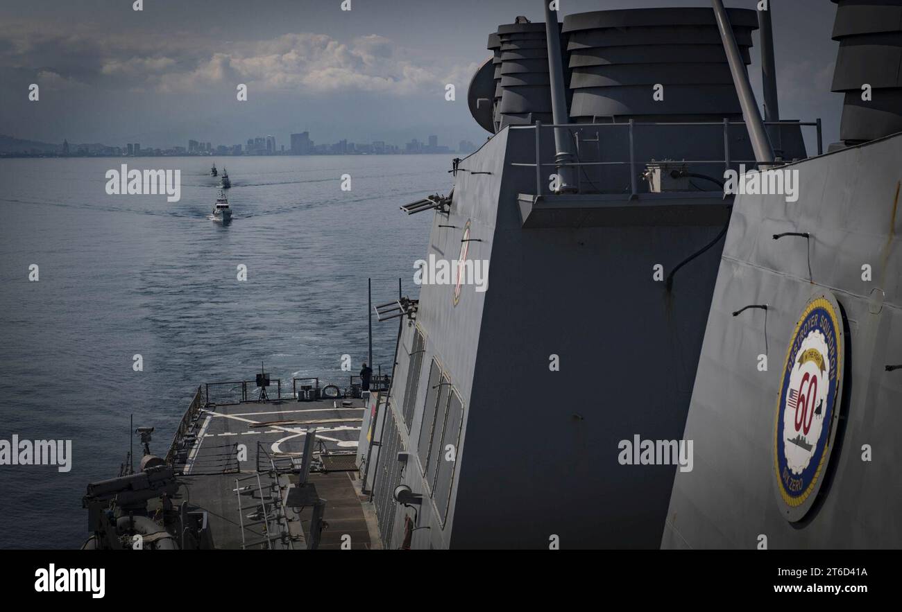 USS Carney (30407491628 Stock Photo - Alamy