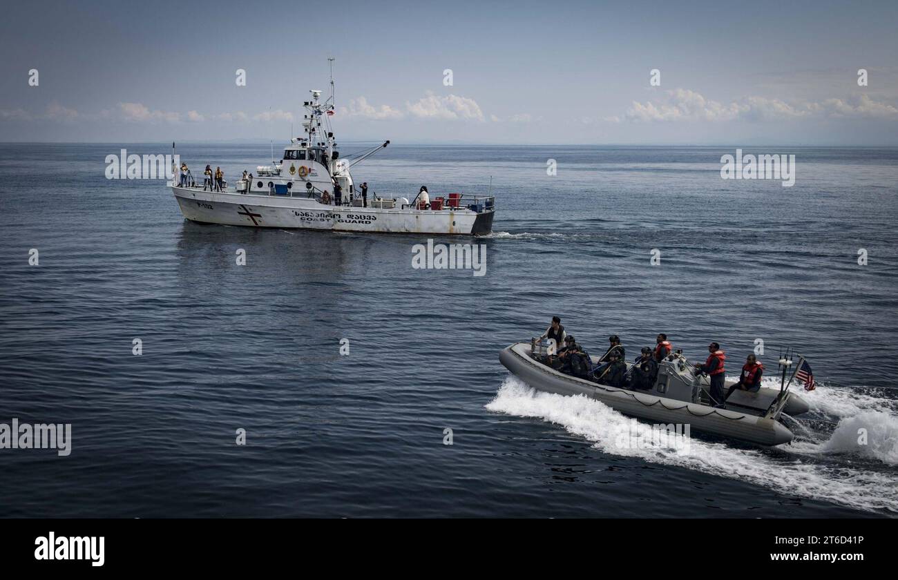 USS Carney (42466576700 Stock Photo - Alamy