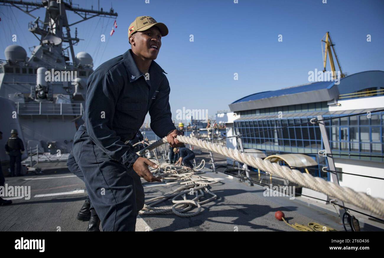 USS Carney (43432955854 Stock Photo - Alamy