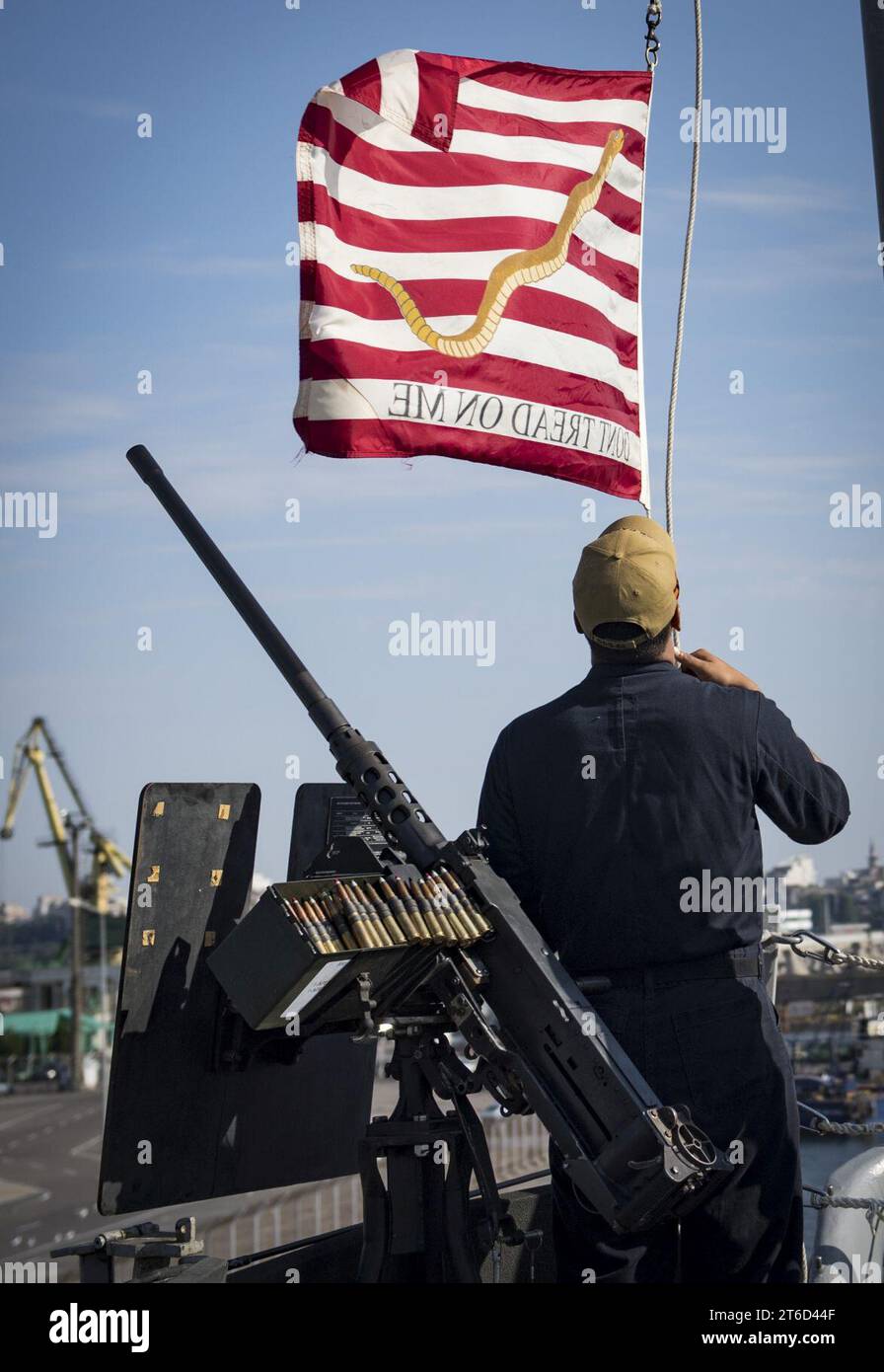 USS Carney (44103176572 Stock Photo - Alamy