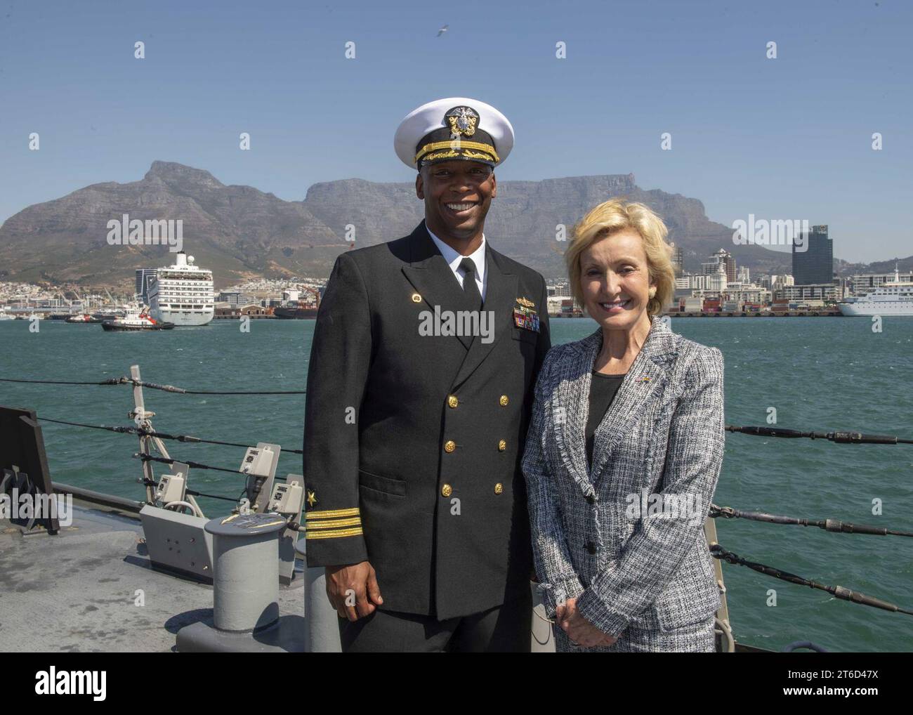 USS Carney (DDG 64) 200316 Stock Photo - Alamy