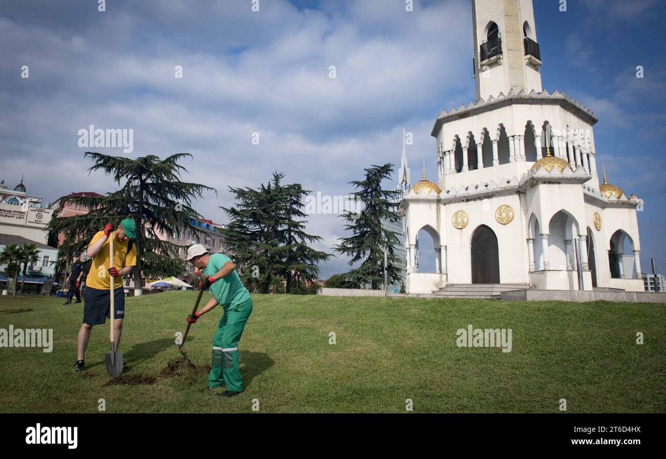 USS Carney in Batumi, Georgia (29300911767 Stock Photo - Alamy