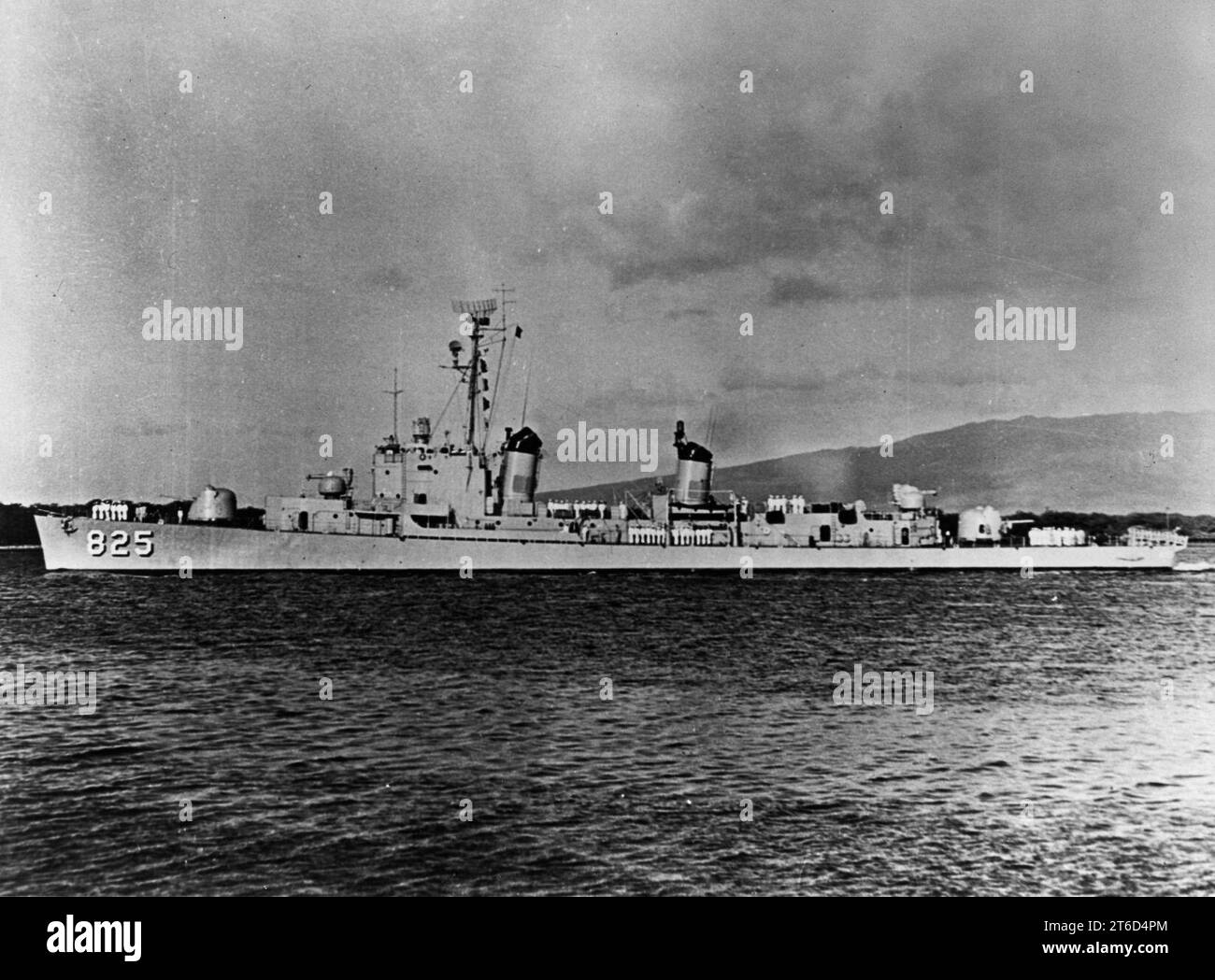 USS Carpenter (DDE-825) underway, circa in the late 1950s Stock Photo ...