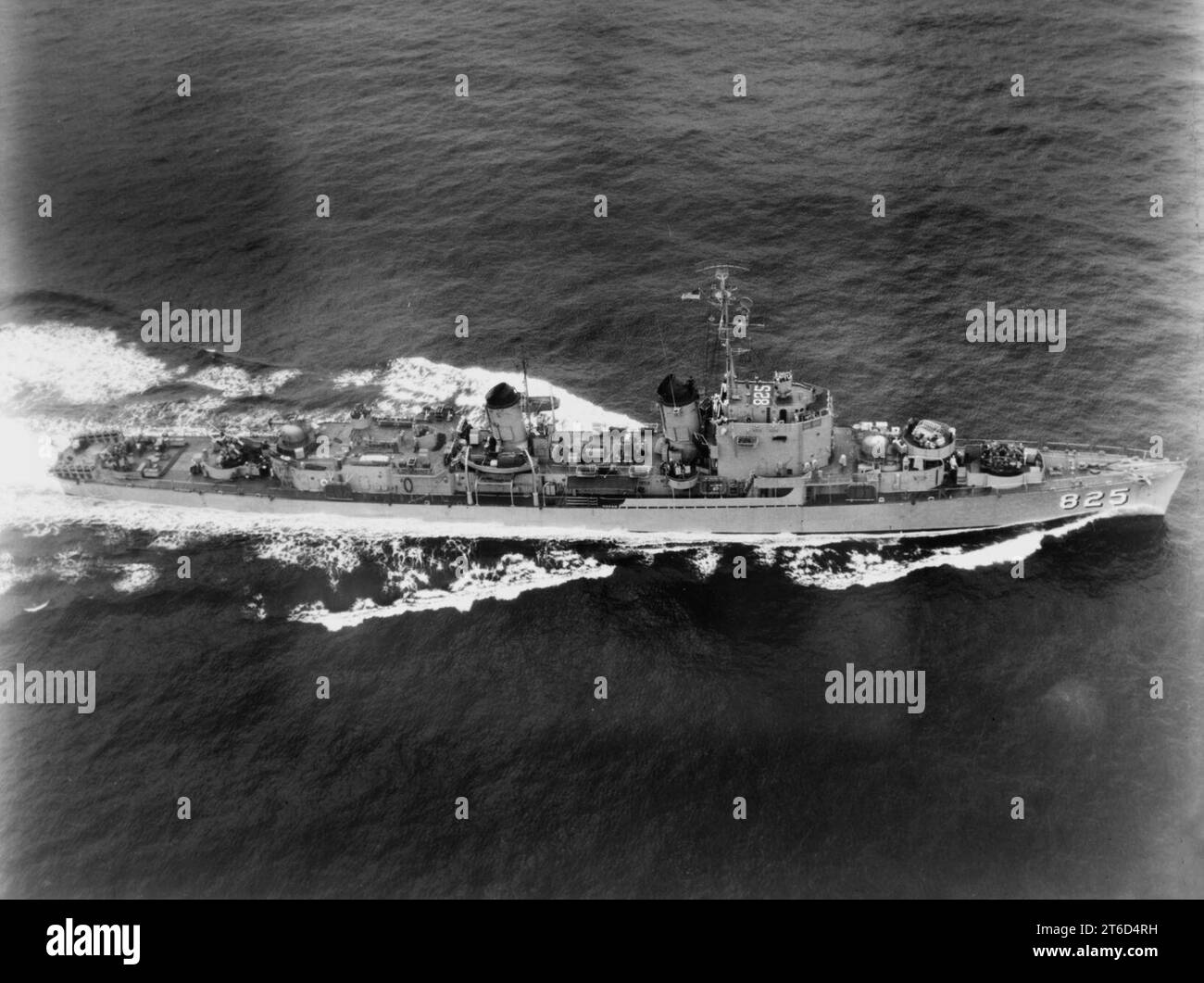 USS Carpenter (DDE-825) underway on 25 January 1952 (24746495 Stock ...