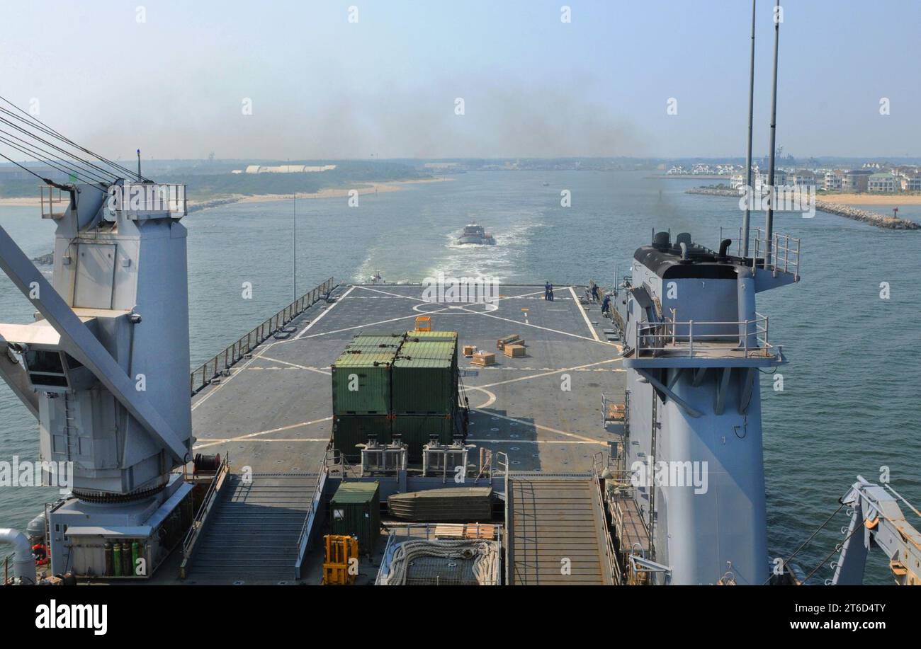 USS Carter Hall action Stock Photo - Alamy