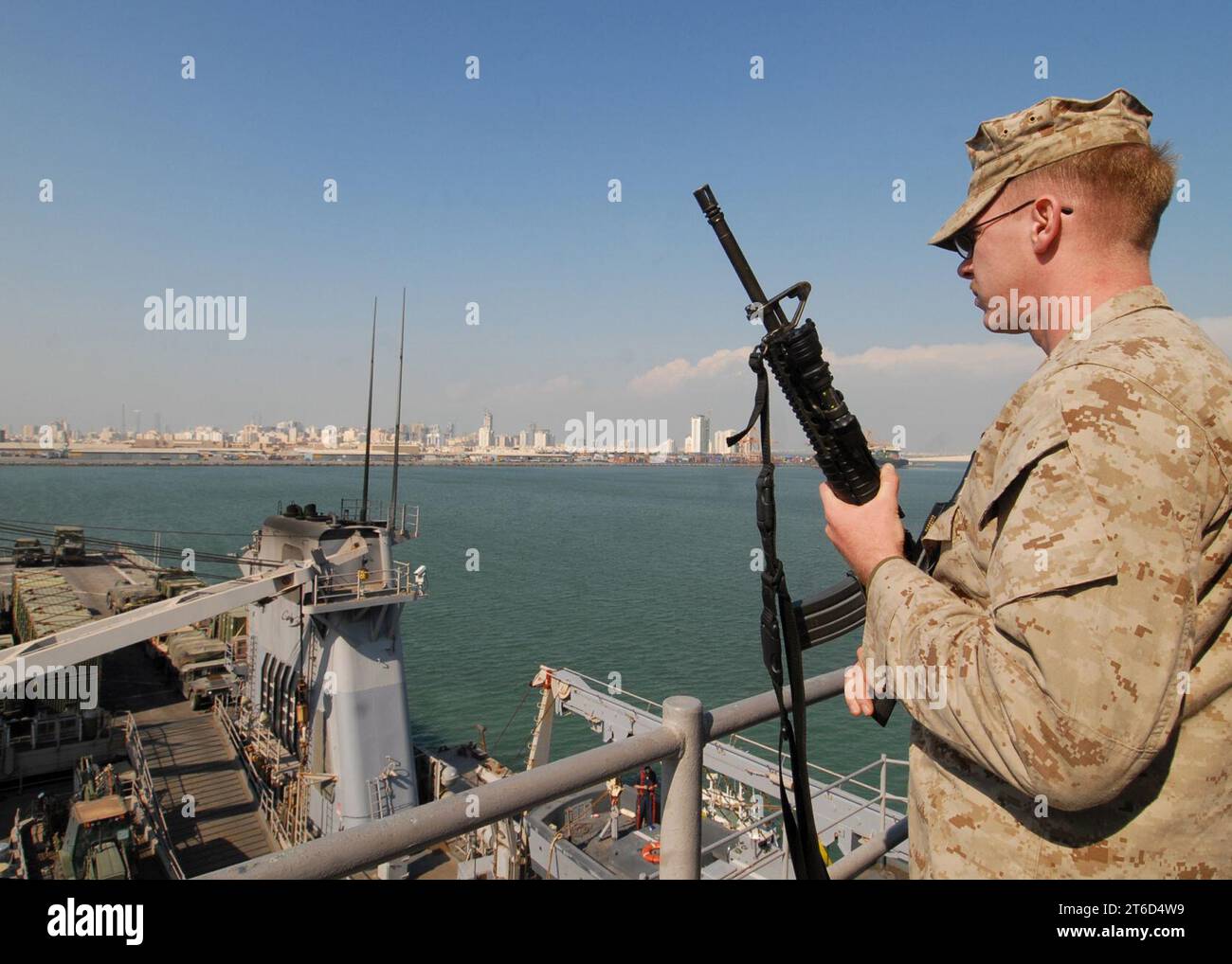 USS Carter Hall operations 081204 Stock Photo - Alamy