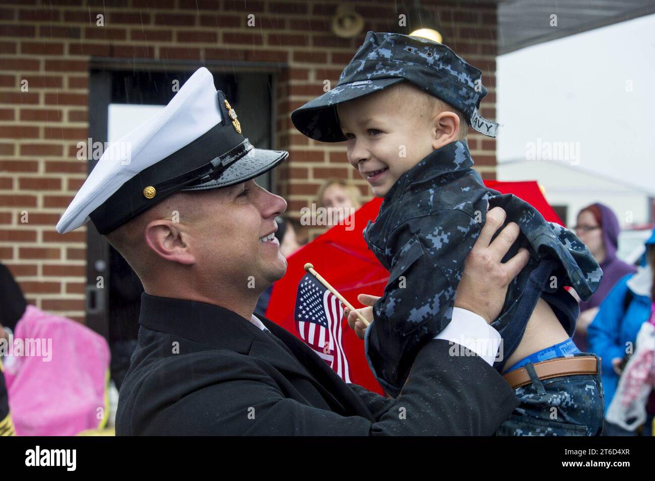 USS Carter Hall returns 131107 Stock Photo - Alamy