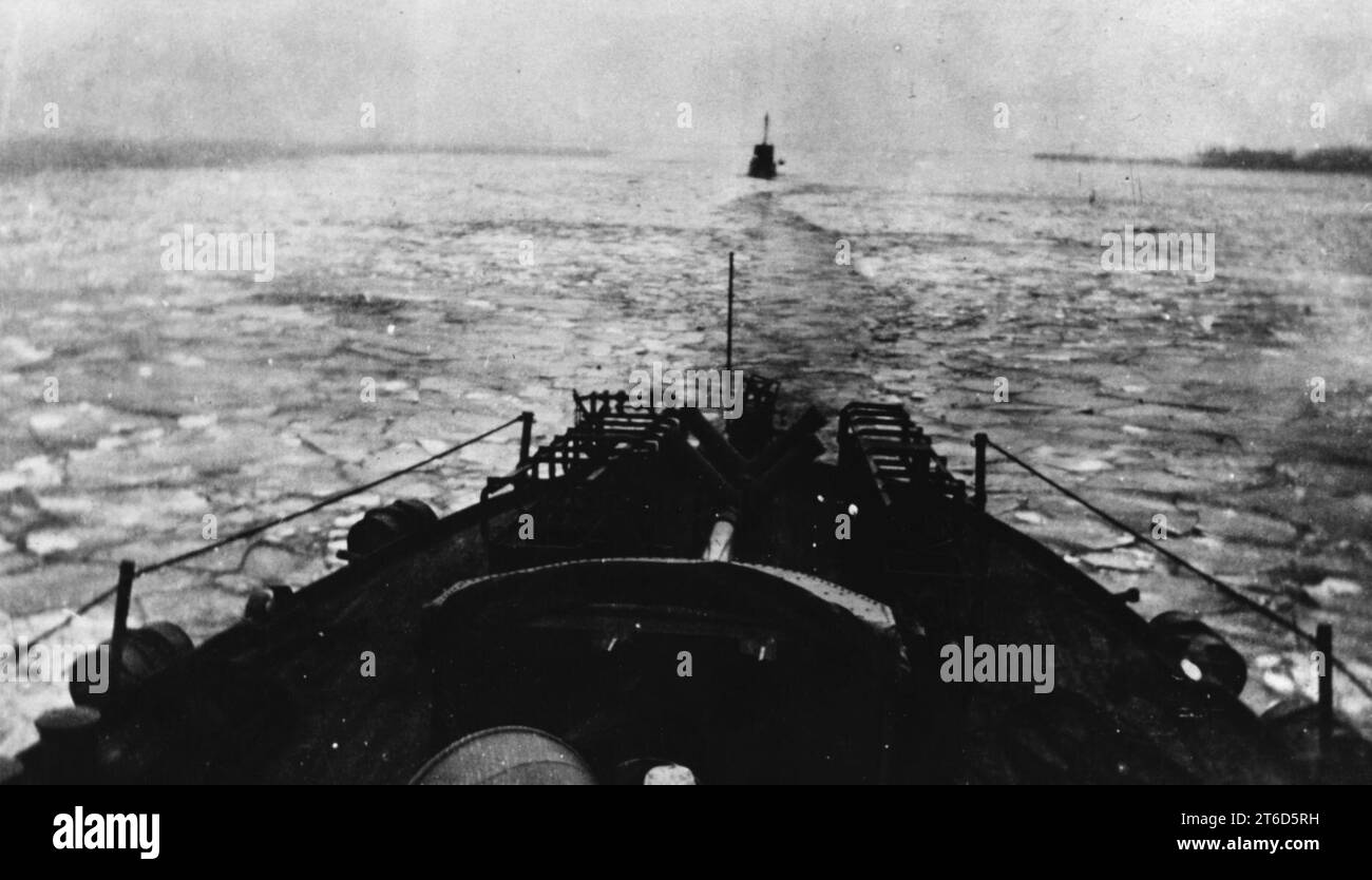 USS Chester (CL-1) and USS Aylwin (DD-47) in the Baltic in 1918 Stock ...