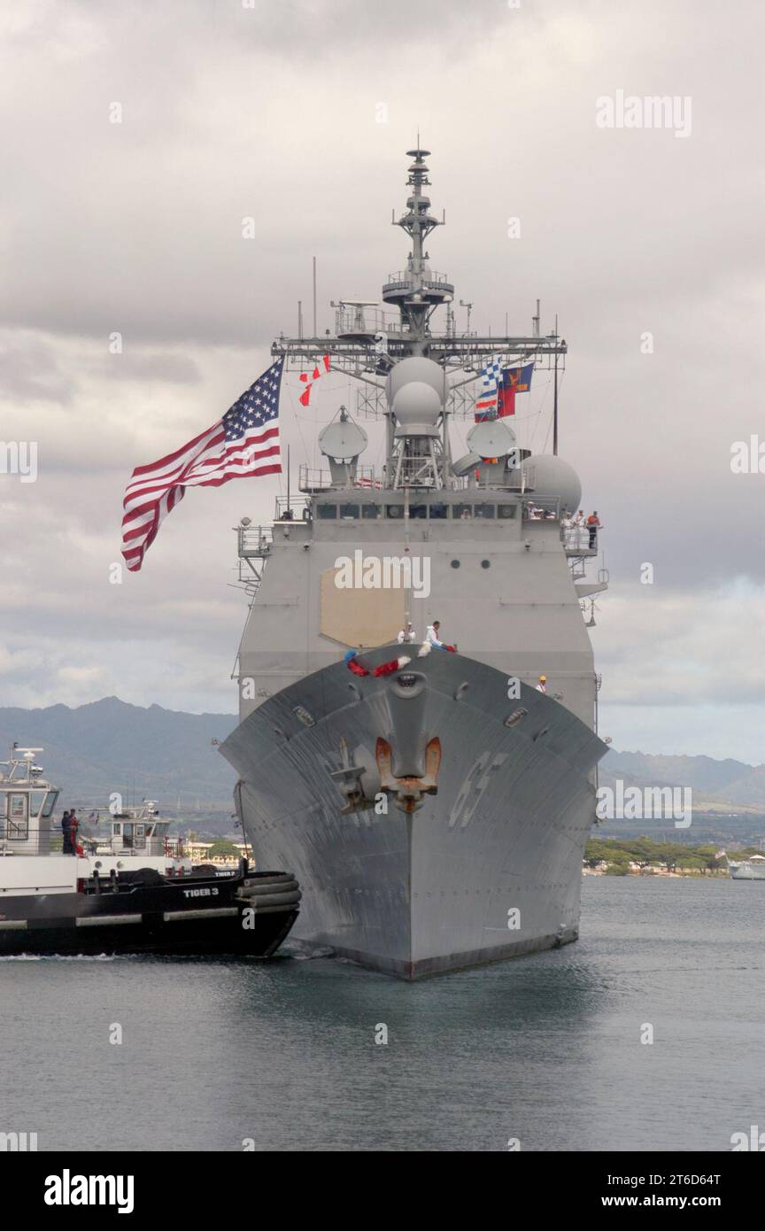 USS Chosin (CG-65) returns to Pearl Harbor 2003 Stock Photo - Alamy