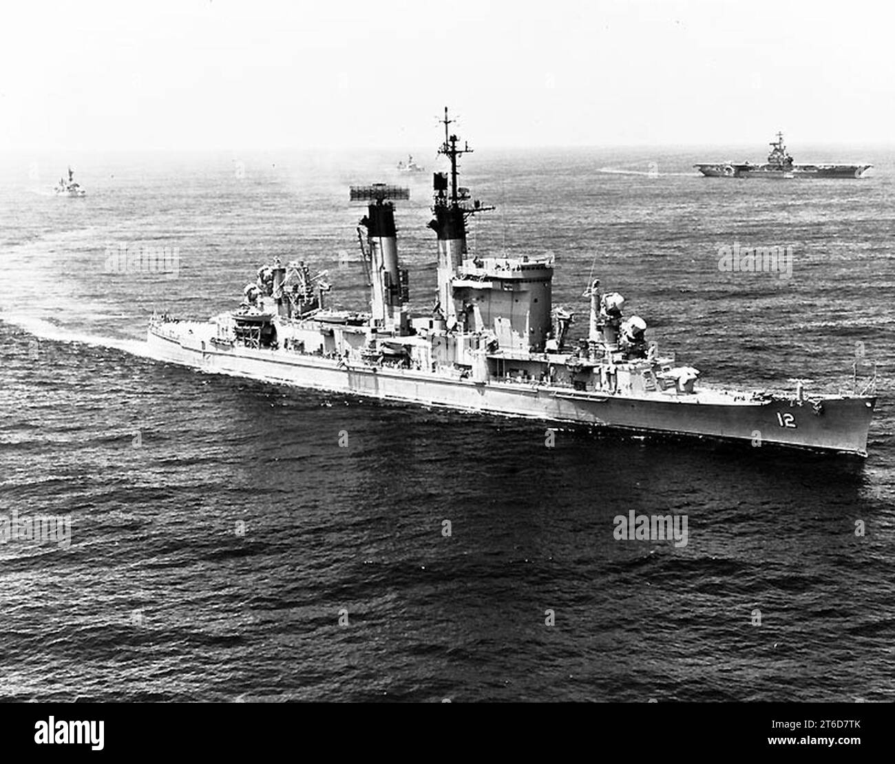 USS Columbus (CG-12) underway in the Pacific Ocean on 25 May 1963 Stock ...