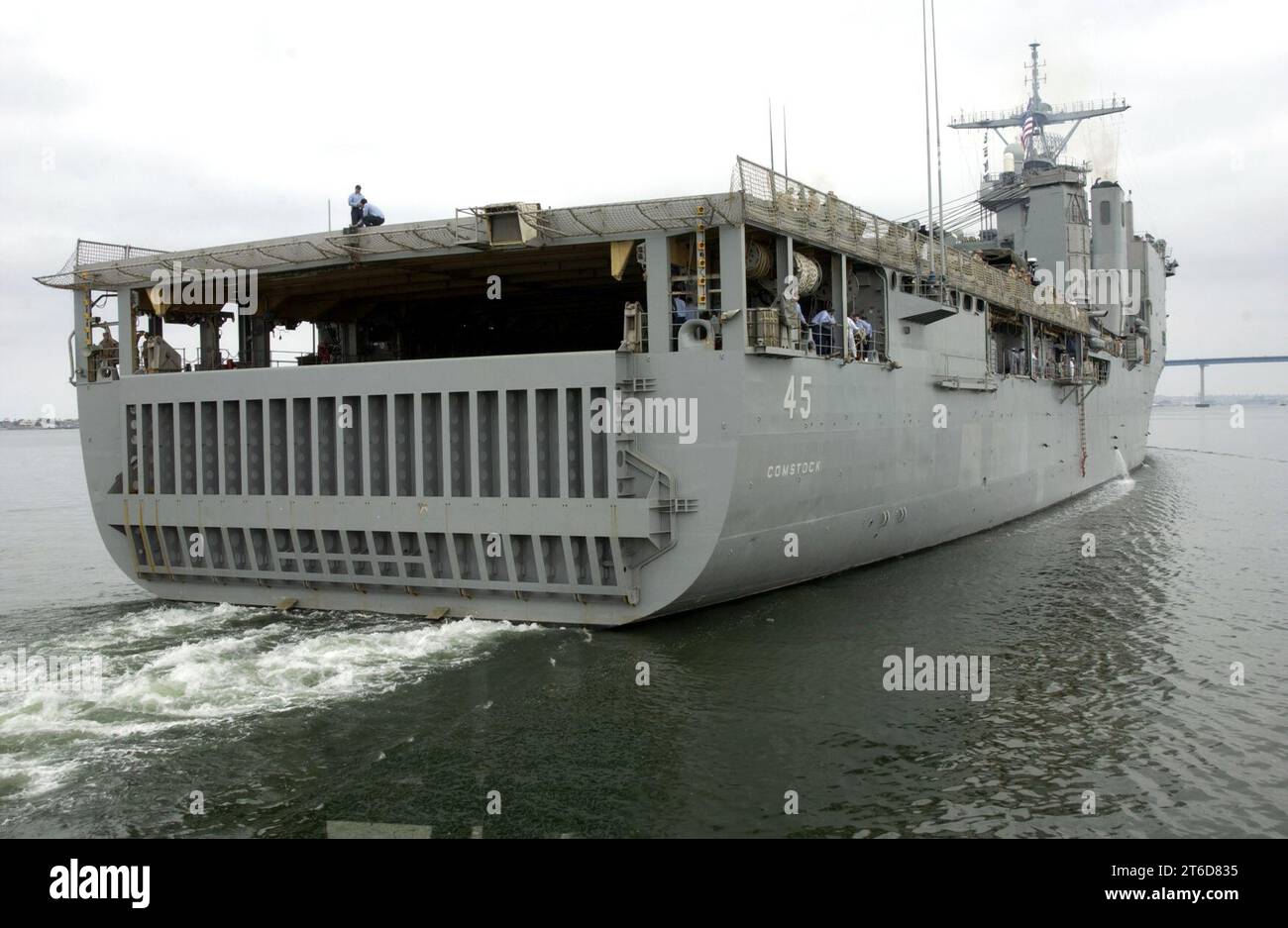 USS Comstock (LSD 45) stern view 2004 Stock Photo - Alamy
