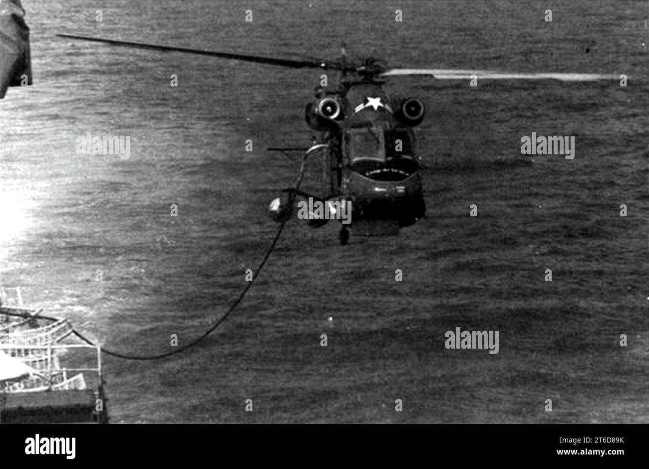 USS Comte de Grasse (DD-974) refuels Kaman SH-2F Seasprite of HSL-32 in ...