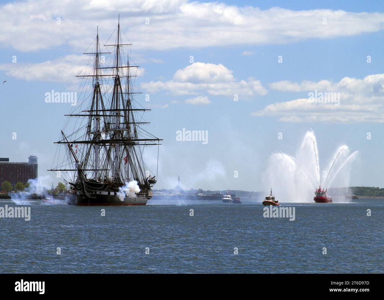 Uss constitution underway hi-res stock photography and images - Alamy