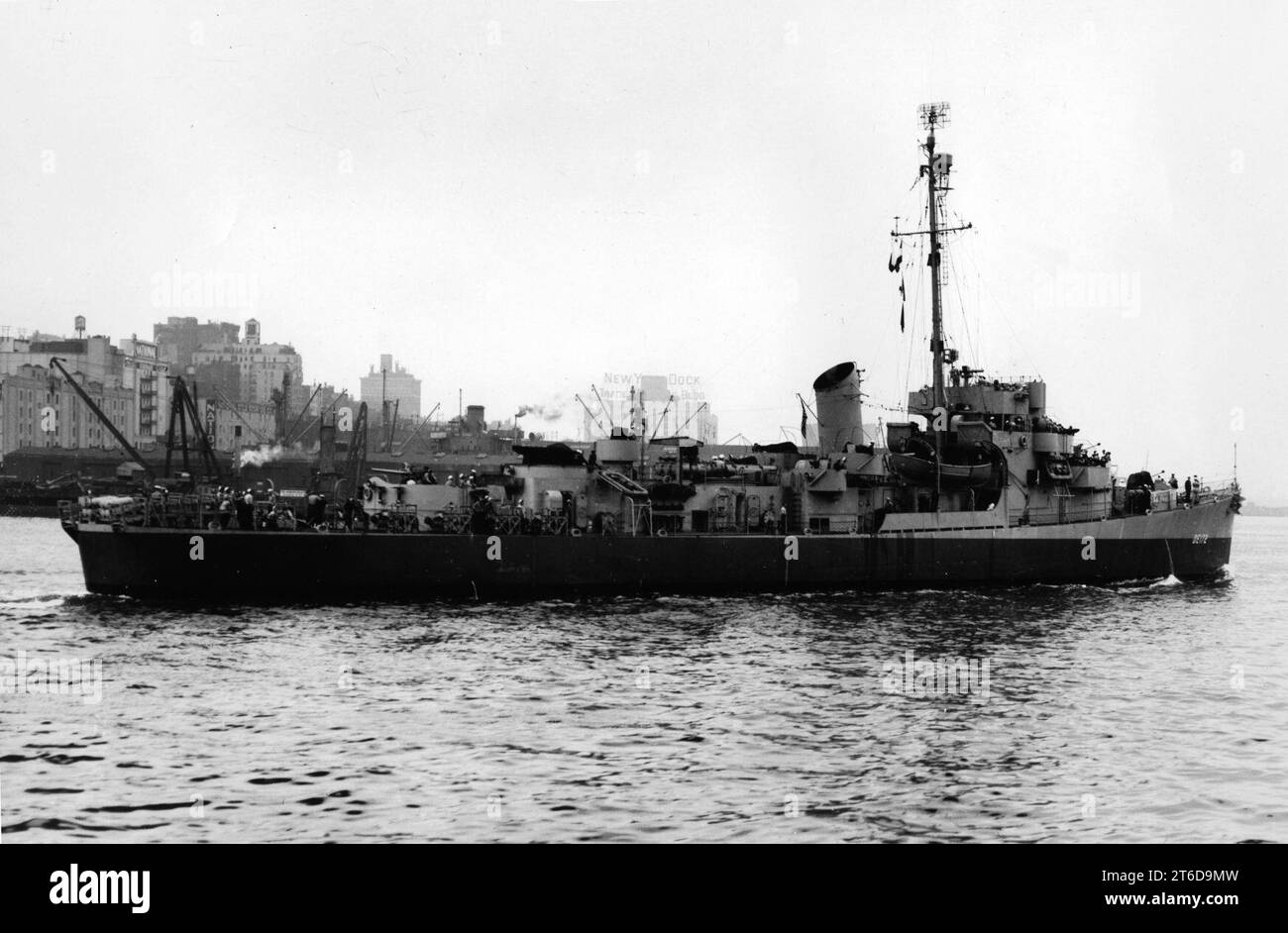 USS Cooner (DE-172) off the New York Naval Shipyard (USA), on 4 ...