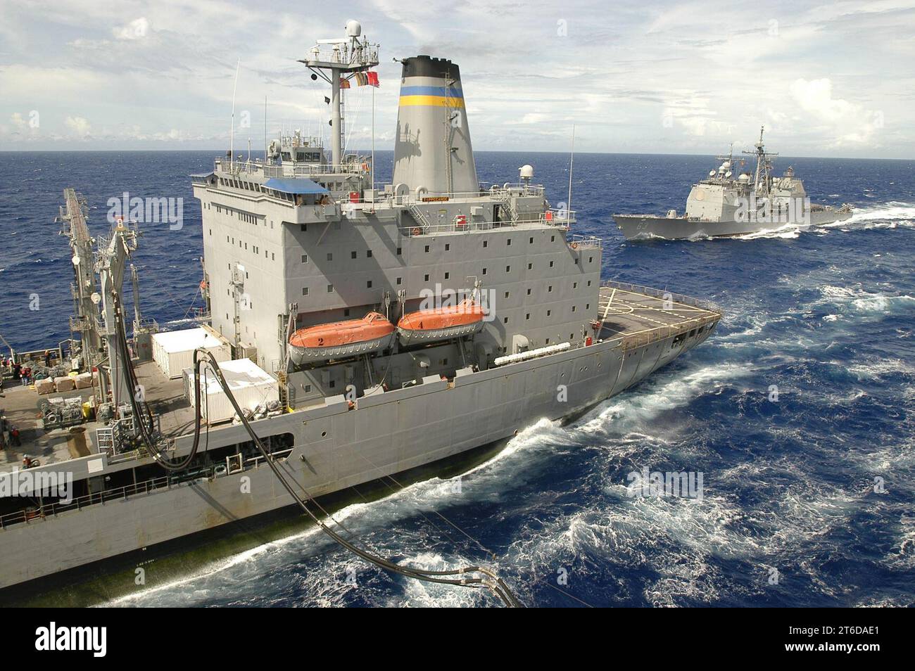 USS Cowpens (CG-63) pulling alongside USNS Tippecanoe (T-AO-199) for ...