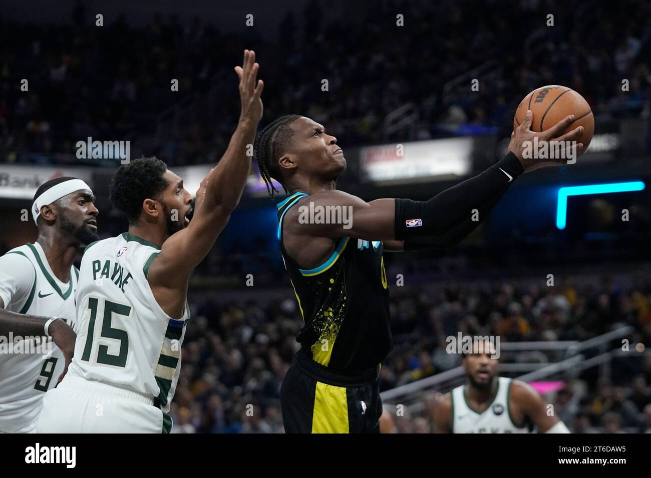 Indiana Pacers' Bennedict Mathurin (00) puts up a shot against ...