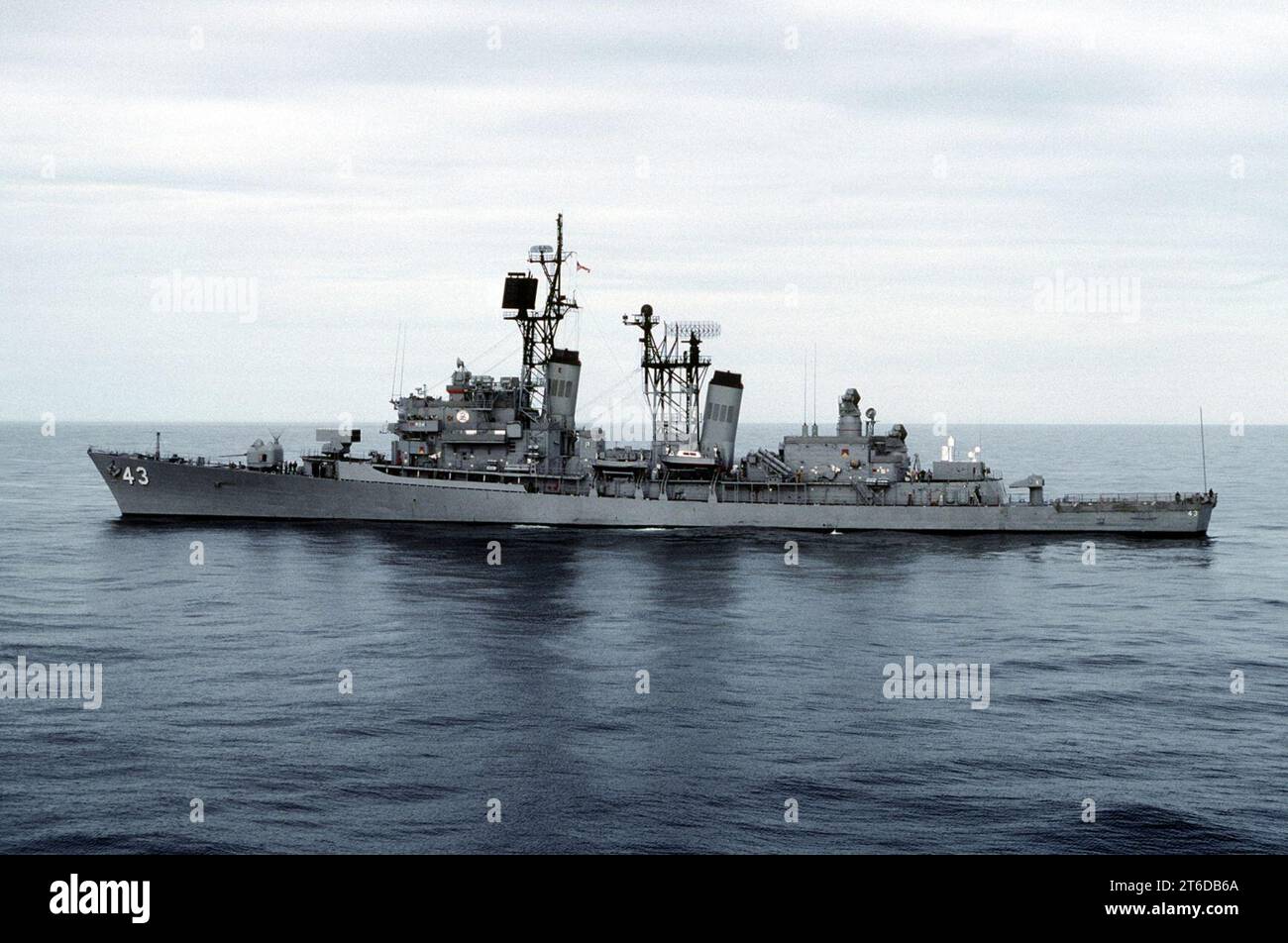USS Dahlgren (DDG-43) off South America in 1991 Stock Photo - Alamy