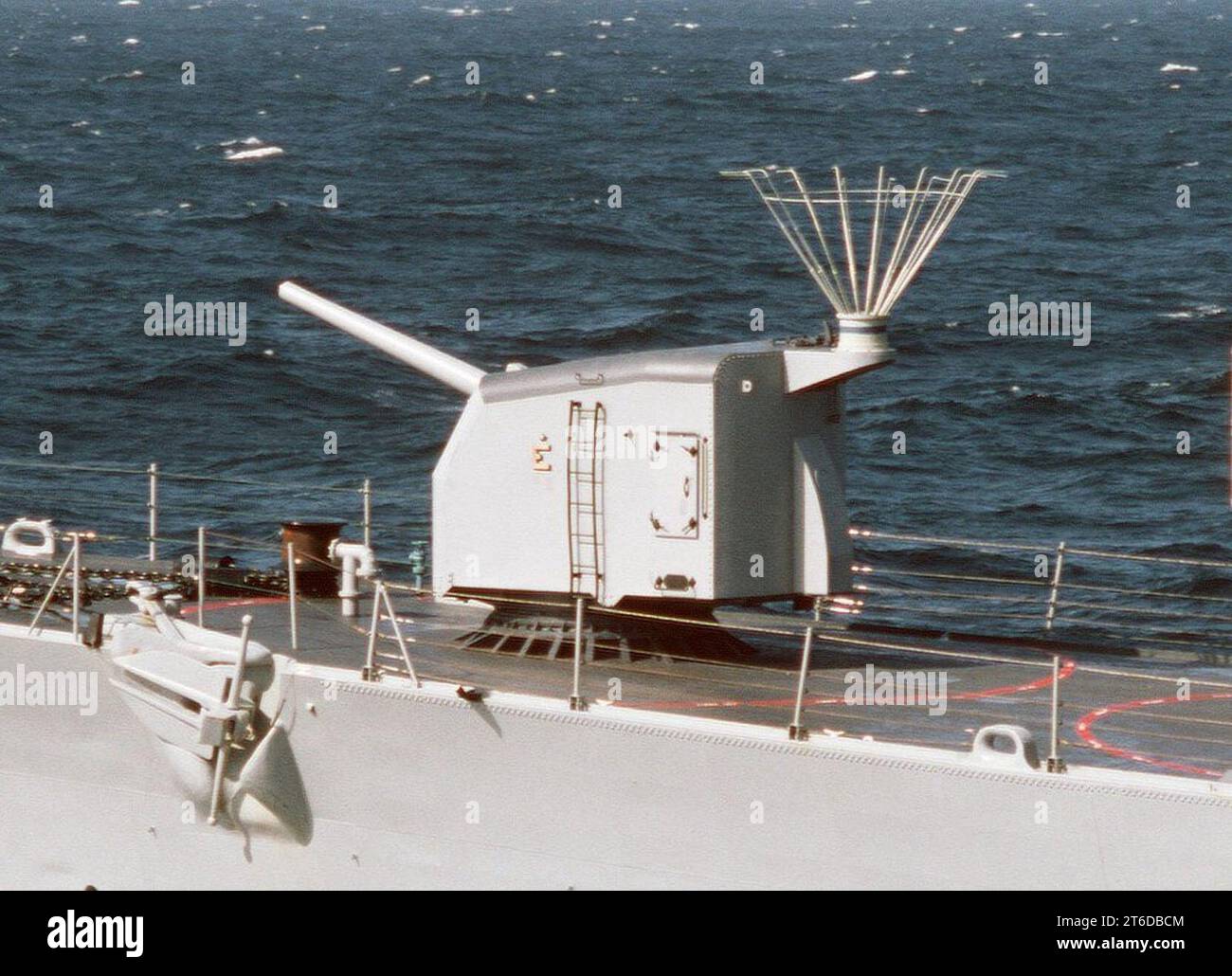 USS Davidson (FF 1045) 5 inch-38 cal Mark 30 Stock Photo - Alamy