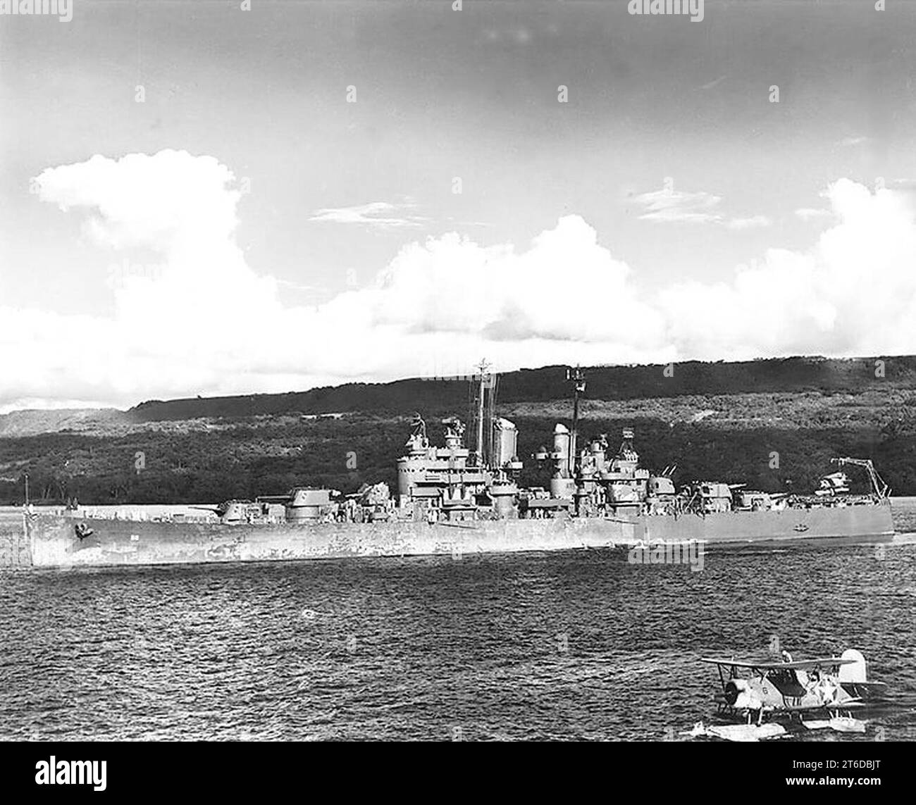 USS Denver (CL-58) enters Havannah harbour (Éfaté Island) on 22 April ...