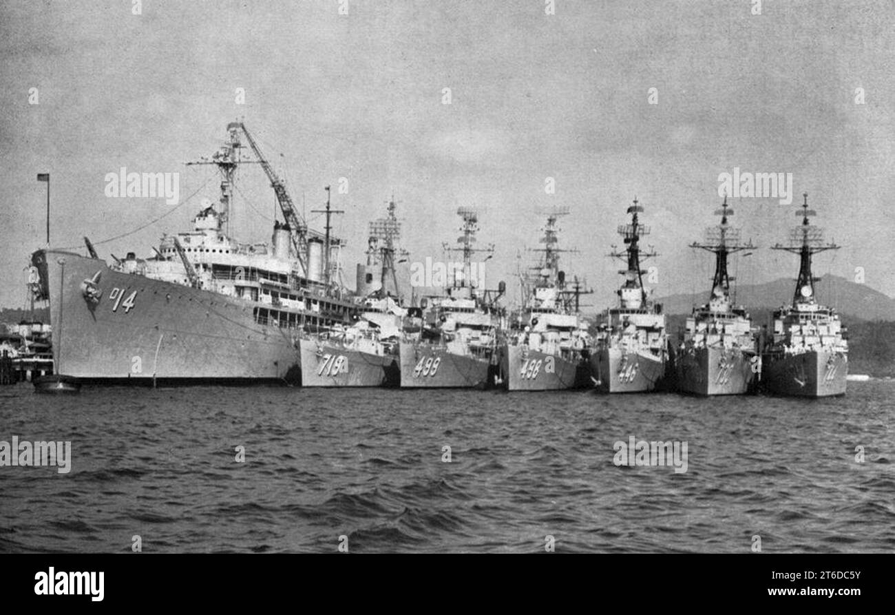 USS Dixie (AD-14) in 1962, with six destroyers alongside Stock Photo ...