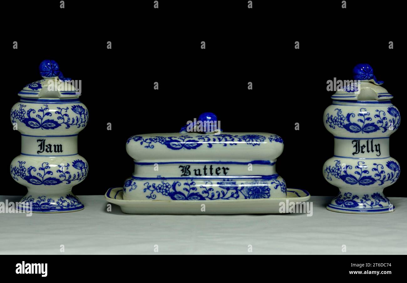 Antique ceramic china hi-res stock photography and images - Alamy
