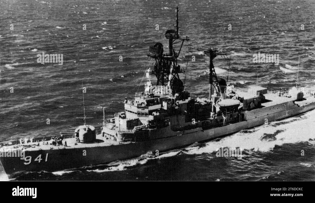 USS Du Pont (DD-941) underway in 1973 Stock Photo - Alamy